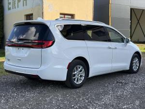White Chrysler Pacifica 2021 in Ukmerge, with an engine capacity of 3.61 L and mileage of 102 thousand km for 11900 €, photo 6 on AUTOMOTO.COM.LV