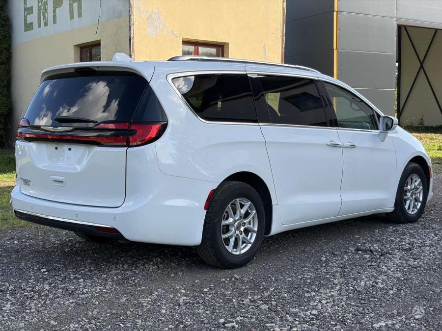 White Chrysler Pacifica 2021 in Ukmerge, with an engine capacity of 3.61 L and mileage of 102 thousand km for 11900 €, photo 6 on AUTOMOTO.COM.LV
