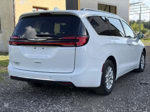 White Chrysler Pacifica 2021 in Ukmerge, with an engine capacity of 3.61 L and mileage of 102 thousand km for 11900 €, photo 7 on AUTOMOTO.COM.LV