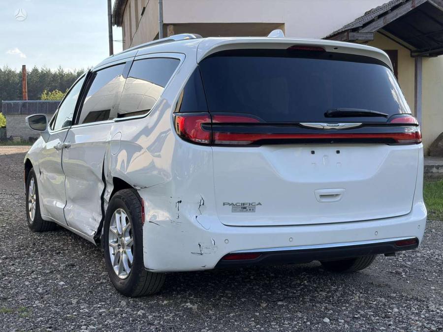 White Chrysler Pacifica 2021 in Ukmerge, with an engine capacity of 3.61 L and mileage of 102 thousand km for 11900 €, photo 8 on AUTOMOTO.COM.LV