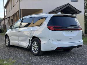 White Chrysler Pacifica 2021 in Ukmerge, with an engine capacity of 3.61 L and mileage of 102 thousand km for 11900 €, photo 9 on AUTOMOTO.COM.LV