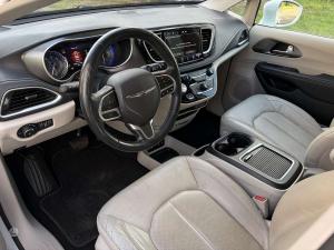 White Chrysler Pacifica 2021 in Ukmerge, with an engine capacity of 3.61 L and mileage of 102 thousand km for 11900 €, photo 10 on AUTOMOTO.COM.LV