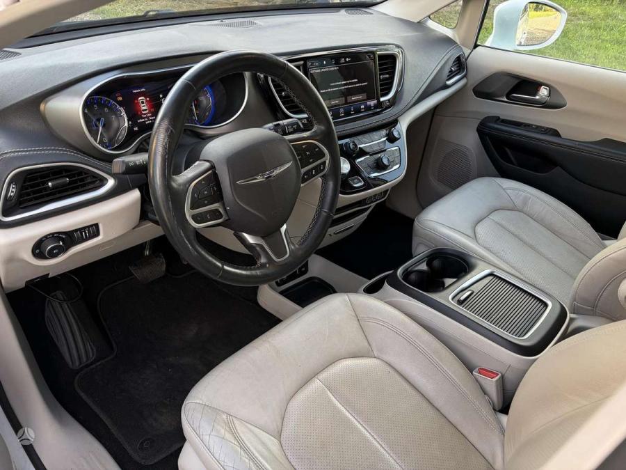 White Chrysler Pacifica 2021 in Ukmerge, with an engine capacity of 3.61 L and mileage of 102 thousand km for 11900 €, photo 10 on AUTOMOTO.COM.LV