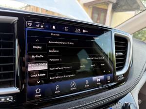 White Chrysler Pacifica 2021 in Ukmerge, with an engine capacity of 3.61 L and mileage of 102 thousand km for 11900 €, photo 15 on AUTOMOTO.COM.LV
