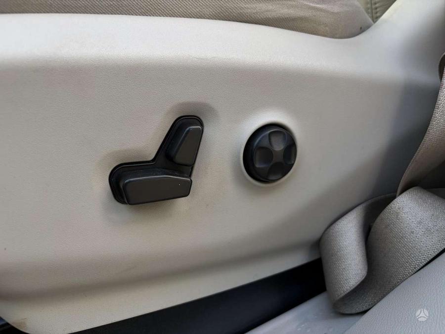 White Chrysler Pacifica 2021 in Ukmerge, with an engine capacity of 3.61 L and mileage of 102 thousand km for 11900 €, photo 16 on AUTOMOTO.COM.LV