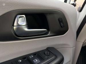 White Chrysler Pacifica 2021 in Ukmerge, with an engine capacity of 3.61 L and mileage of 102 thousand km for 11900 €, photo 17 on AUTOMOTO.COM.LV