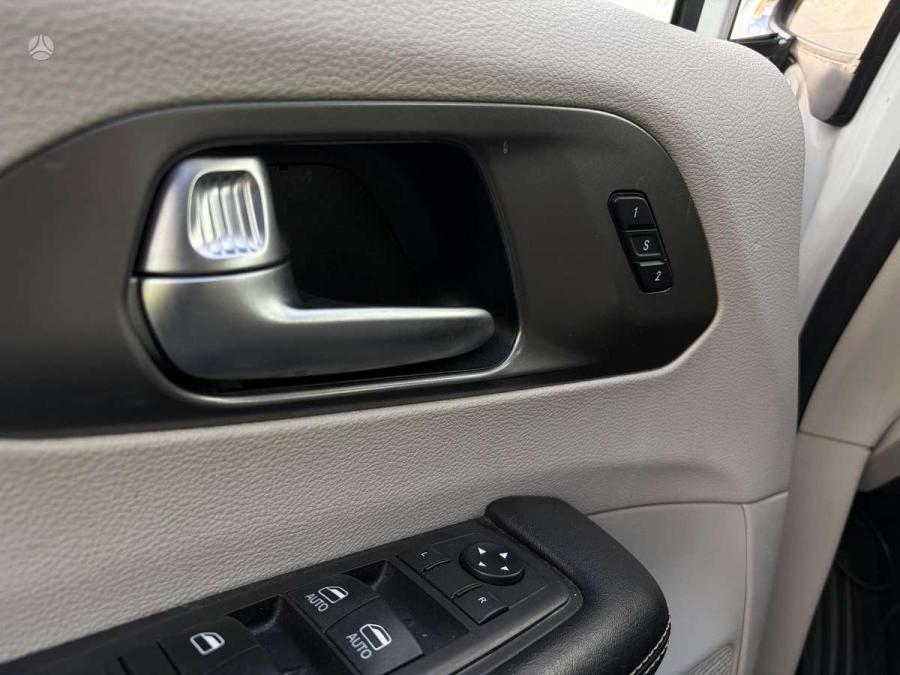 White Chrysler Pacifica 2021 in Ukmerge, with an engine capacity of 3.61 L and mileage of 102 thousand km for 11900 €, photo 17 on AUTOMOTO.COM.LV
