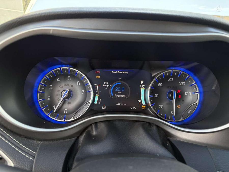 White Chrysler Pacifica 2021 in Ukmerge, with an engine capacity of 3.61 L and mileage of 102 thousand km for 11900 €, photo 18 on AUTOMOTO.COM.LV