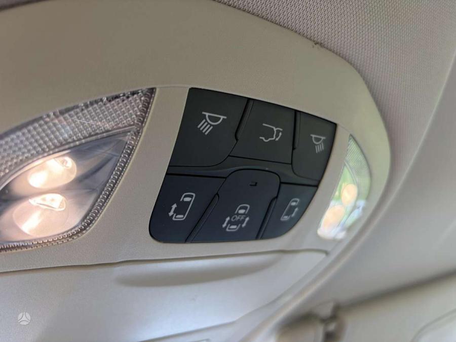 White Chrysler Pacifica 2021 in Ukmerge, with an engine capacity of 3.61 L and mileage of 102 thousand km for 11900 €, photo 19 on AUTOMOTO.COM.LV