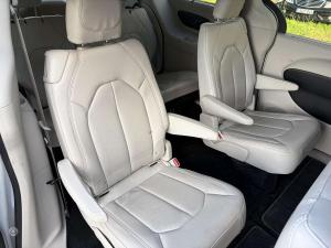 White Chrysler Pacifica 2021 in Ukmerge, with an engine capacity of 3.61 L and mileage of 102 thousand km for 11900 €, photo 20 on AUTOMOTO.COM.LV