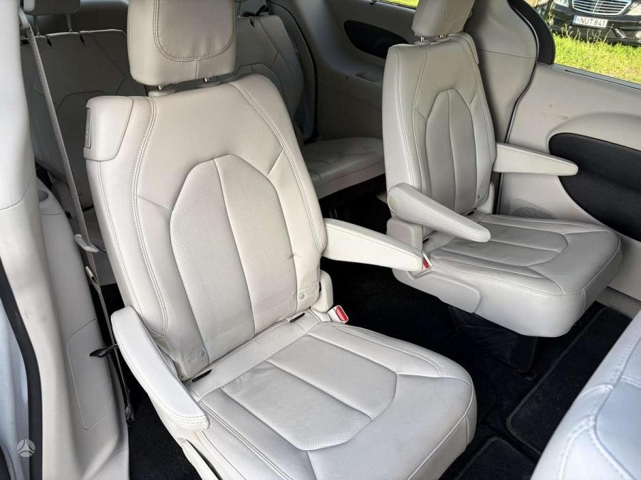 White Chrysler Pacifica 2021 in Ukmerge, with an engine capacity of 3.61 L and mileage of 102 thousand km for 11900 €, photo 20 on AUTOMOTO.COM.LV