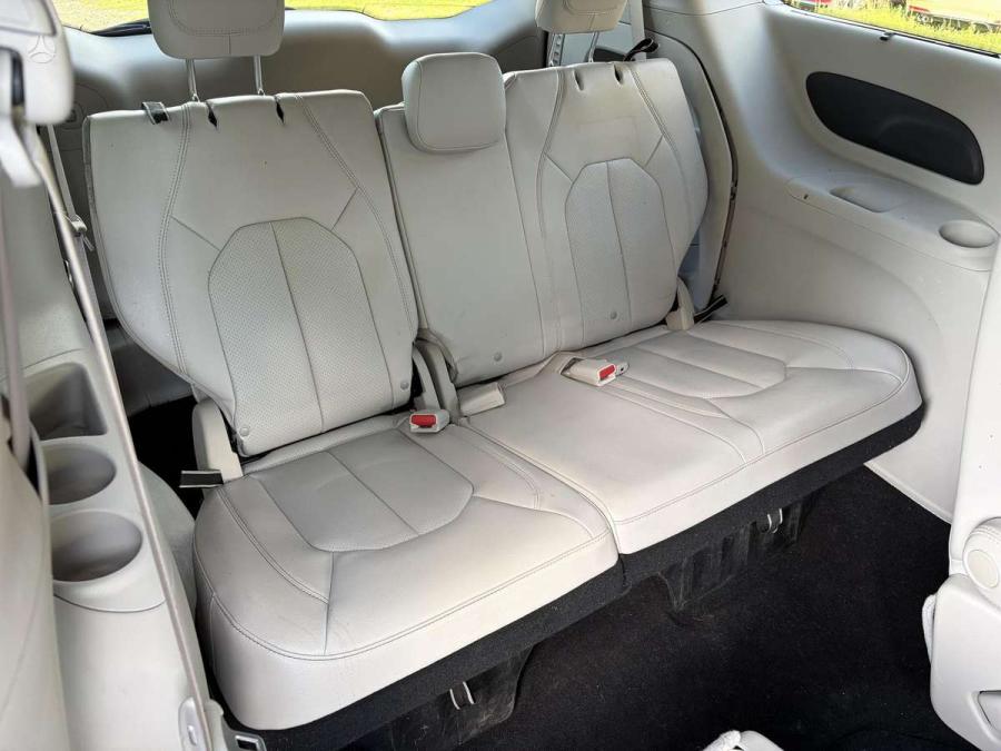White Chrysler Pacifica 2021 in Ukmerge, with an engine capacity of 3.61 L and mileage of 102 thousand km for 11900 €, photo 21 on AUTOMOTO.COM.LV