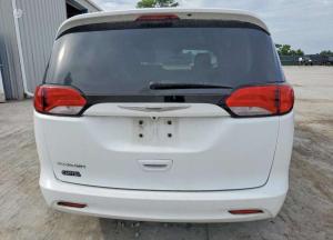 White Chrysler Pacifica 2021 in Kaunas, with an engine capacity of 3.61 L and mileage of 188 thousand km for 5499 €, photo 7 on AUTOMOTO.COM.LV