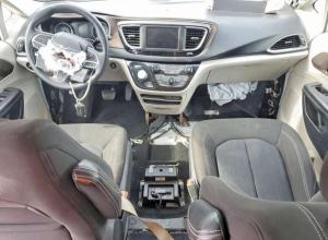 White Chrysler Pacifica 2021 in Kaunas, with an engine capacity of 3.61 L and mileage of 188 thousand km for 5499 €, photo 9 on AUTOMOTO.COM.LV