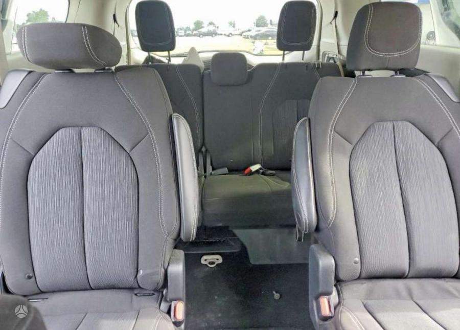 White Chrysler Pacifica 2021 in Kaunas, with an engine capacity of 3.61 L and mileage of 188 thousand km for 5499 €, photo 10 on AUTOMOTO.COM.LV