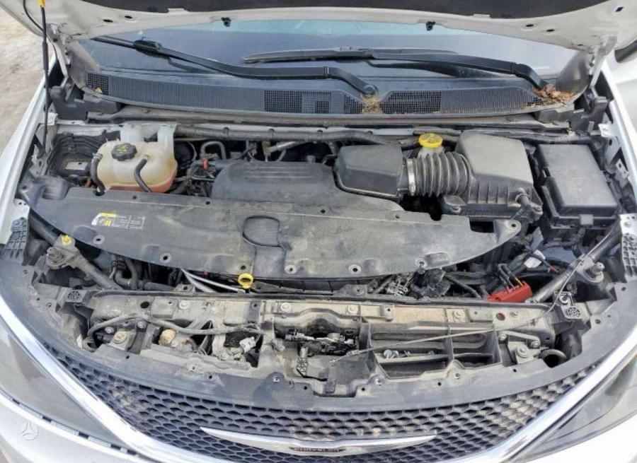 White Chrysler Pacifica 2021 in Kaunas, with an engine capacity of 3.61 L and mileage of 188 thousand km for 5499 €, photo 12 on AUTOMOTO.COM.LV