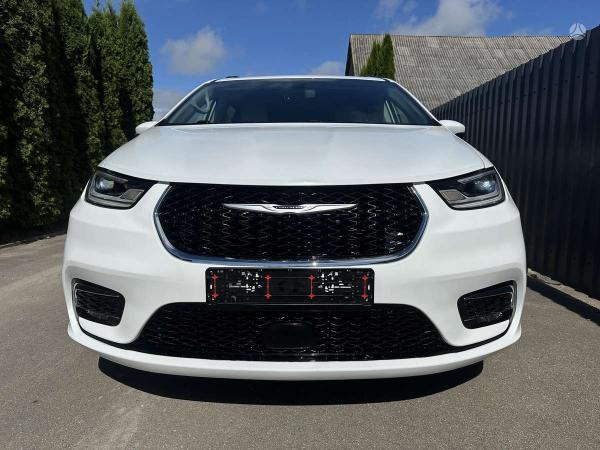White Chrysler Pacifica 2021 in Siauliai, with an engine capacity of 3.60 L and mileage of 200 thousand km for 18800 €, photo 1 on AUTOMOTO.COM.LV