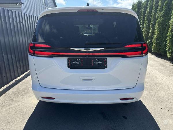 White Chrysler Pacifica 2021 in Siauliai, with an engine capacity of 3.60 L and mileage of 200 thousand km for 18800 €, photo 2 on AUTOMOTO.COM.LV