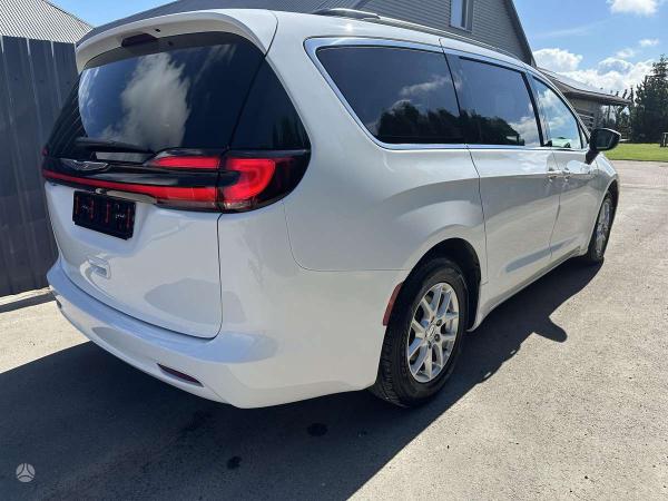 White Chrysler Pacifica 2021 in Siauliai, with an engine capacity of 3.60 L and mileage of 200 thousand km for 18800 €, photo 4 on AUTOMOTO.COM.LV