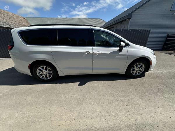 White Chrysler Pacifica 2021 in Siauliai, with an engine capacity of 3.60 L and mileage of 200 thousand km for 18800 €, photo 5 on AUTOMOTO.COM.LV
