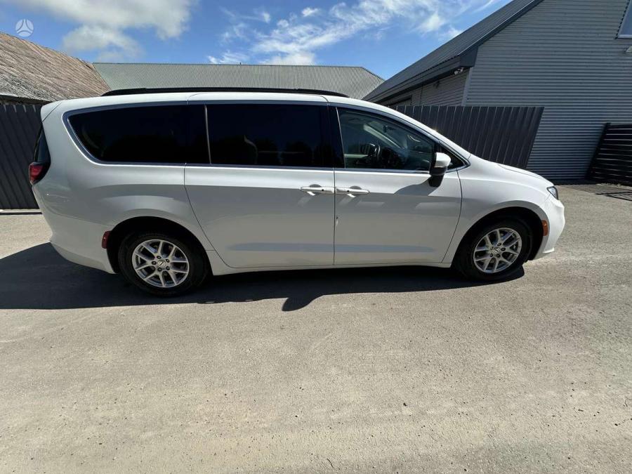 White Chrysler Pacifica 2021 in Siauliai, with an engine capacity of 3.60 L and mileage of 200 thousand km for 18800 €, photo 6 on AUTOMOTO.COM.LV