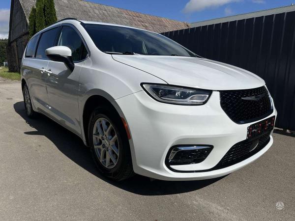 White Chrysler Pacifica 2021 in Siauliai, with an engine capacity of 3.60 L and mileage of 200 thousand km for 18800 €, photo 6 on AUTOMOTO.COM.LV