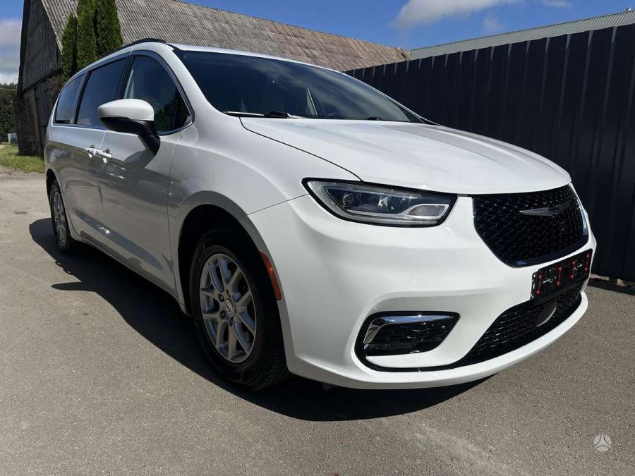 White Chrysler Pacifica 2021 in Siauliai, with an engine capacity of 3.60 L and mileage of 200 thousand km for 18800 €, photo 7 on AUTOMOTO.COM.LV