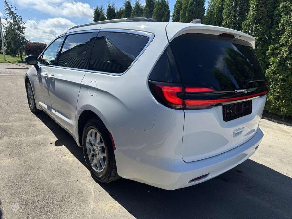 White Chrysler Pacifica 2021 in Siauliai, with an engine capacity of 3.60 L and mileage of 200 thousand km for 18800 €, photo 7 on AUTOMOTO.COM.LV
