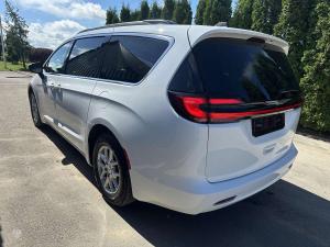 White Chrysler Pacifica 2021 in Siauliai, with an engine capacity of 3.60 L and mileage of 200 thousand km for 18800 €, photo 8 on AUTOMOTO.COM.LV