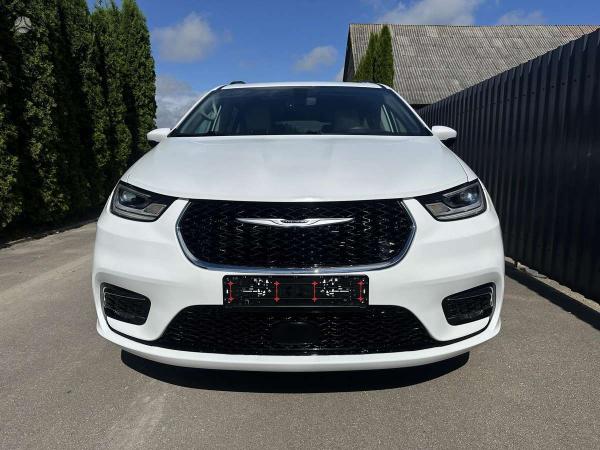 White Chrysler Pacifica 2021 in Siauliai, with an engine capacity of 3.60 L and mileage of 200 thousand km for 18800 €, photo 8 on AUTOMOTO.COM.LV