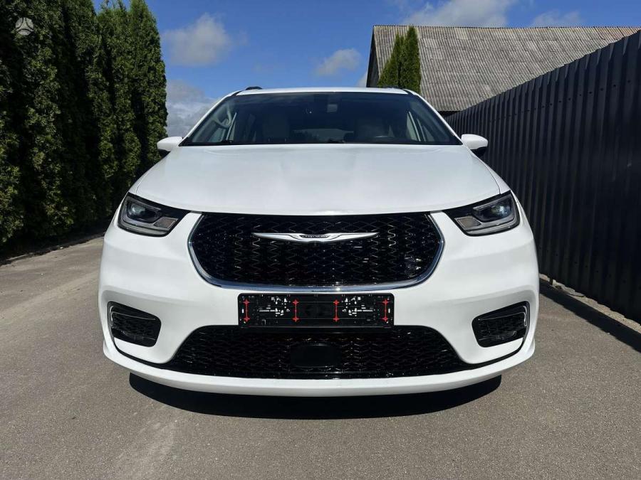 White Chrysler Pacifica 2021 in Siauliai, with an engine capacity of 3.60 L and mileage of 200 thousand km for 18800 €, photo 9 on AUTOMOTO.COM.LV