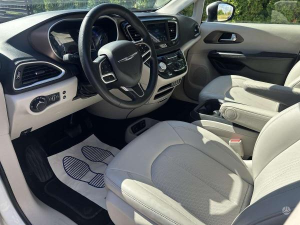 White Chrysler Pacifica 2021 in Siauliai, with an engine capacity of 3.60 L and mileage of 200 thousand km for 18800 €, photo 9 on AUTOMOTO.COM.LV