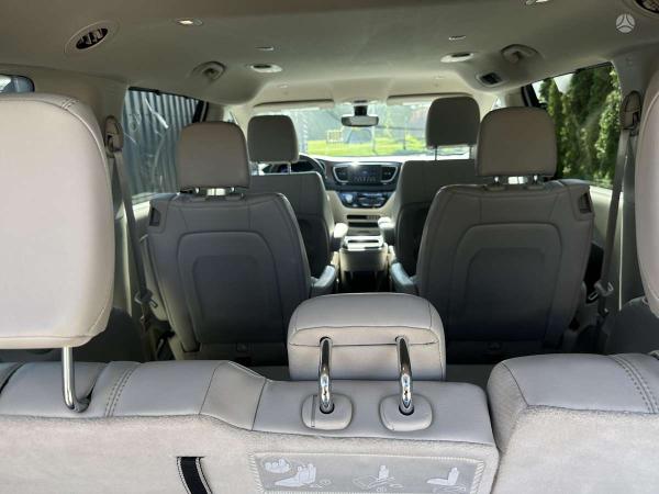 White Chrysler Pacifica 2021 in Siauliai, with an engine capacity of 3.60 L and mileage of 200 thousand km for 18800 €, photo 10 on AUTOMOTO.COM.LV