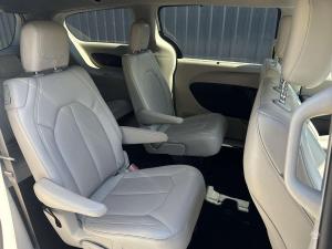 White Chrysler Pacifica 2021 in Siauliai, with an engine capacity of 3.60 L and mileage of 200 thousand km for 18800 €, photo 12 on AUTOMOTO.COM.LV