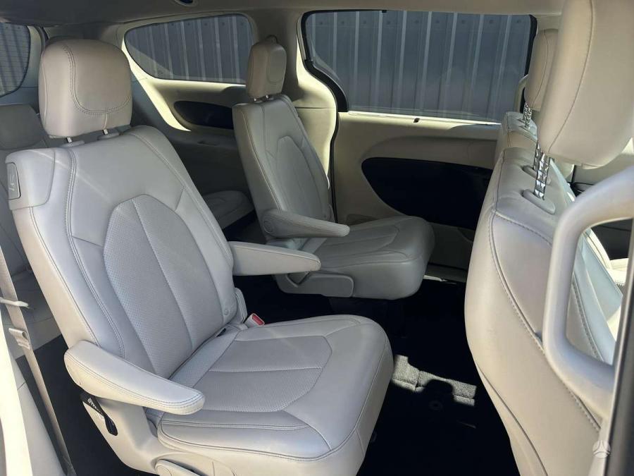 White Chrysler Pacifica 2021 in Siauliai, with an engine capacity of 3.60 L and mileage of 200 thousand km for 18800 €, photo 12 on AUTOMOTO.COM.LV