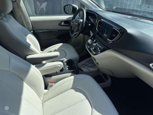 White Chrysler Pacifica 2021 in Siauliai, with an engine capacity of 3.60 L and mileage of 200 thousand km for 18800 €, photo 13 on AUTOMOTO.COM.LV