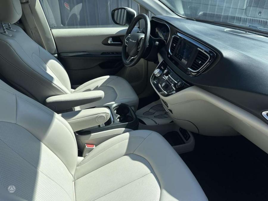 White Chrysler Pacifica 2021 in Siauliai, with an engine capacity of 3.60 L and mileage of 200 thousand km for 18800 €, photo 13 on AUTOMOTO.COM.LV