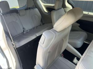 White Chrysler Pacifica 2021 in Siauliai, with an engine capacity of 3.60 L and mileage of 200 thousand km for 18800 €, photo 14 on AUTOMOTO.COM.LV