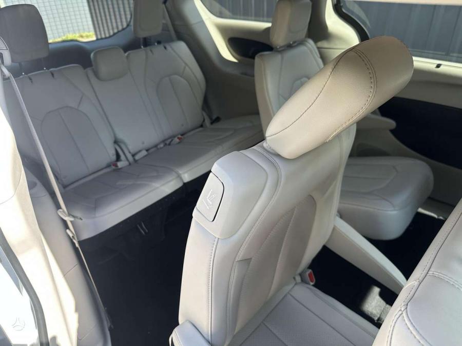 White Chrysler Pacifica 2021 in Siauliai, with an engine capacity of 3.60 L and mileage of 200 thousand km for 18800 €, photo 14 on AUTOMOTO.COM.LV