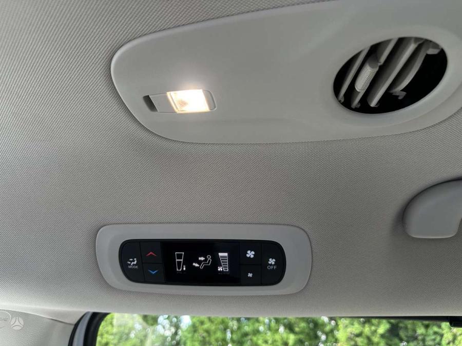 White Chrysler Pacifica 2021 in Siauliai, with an engine capacity of 3.60 L and mileage of 200 thousand km for 18800 €, photo 15 on AUTOMOTO.COM.LV