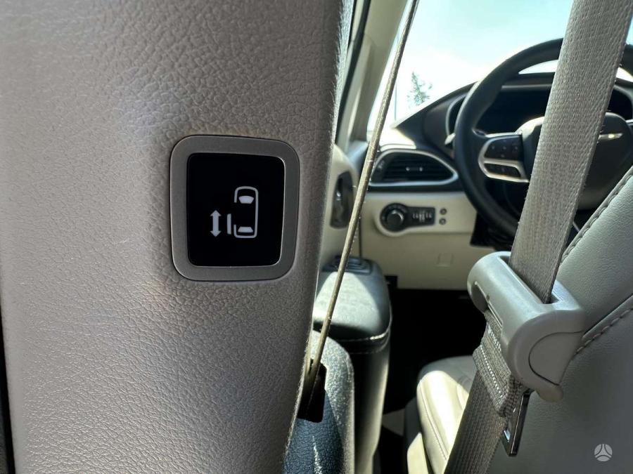White Chrysler Pacifica 2021 in Siauliai, with an engine capacity of 3.60 L and mileage of 200 thousand km for 18800 €, photo 16 on AUTOMOTO.COM.LV