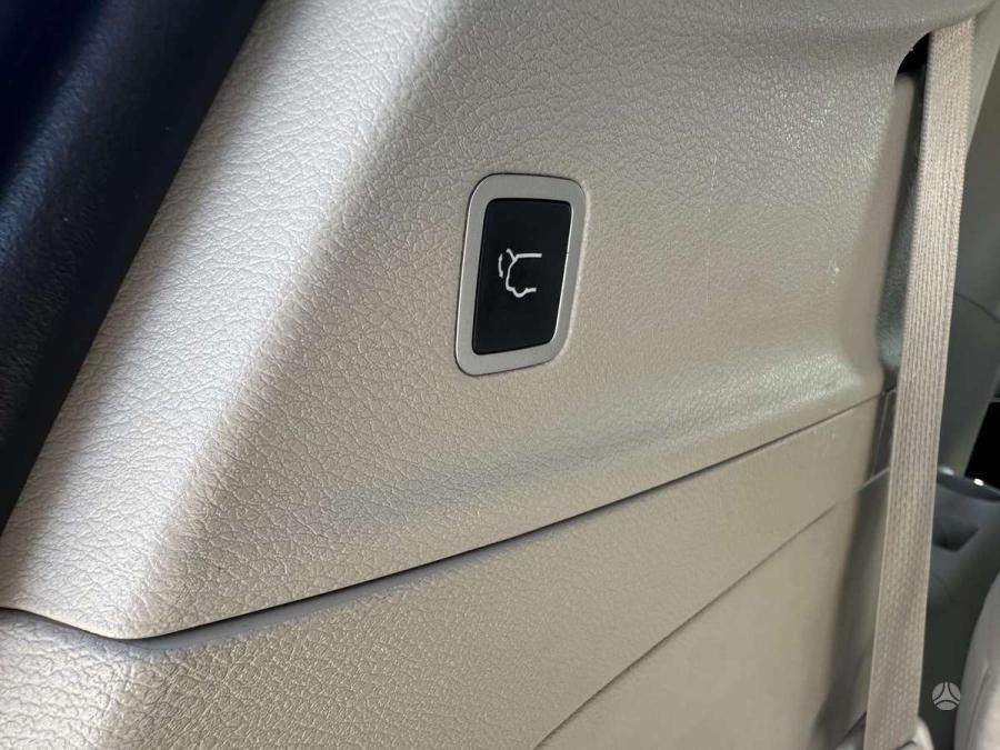 White Chrysler Pacifica 2021 in Siauliai, with an engine capacity of 3.60 L and mileage of 200 thousand km for 18800 €, photo 17 on AUTOMOTO.COM.LV