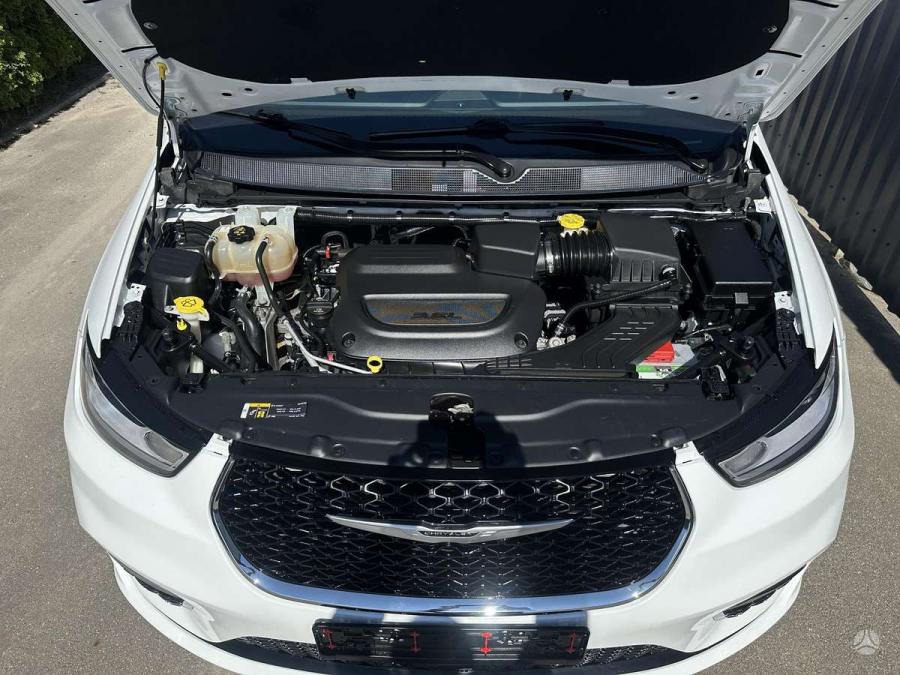 White Chrysler Pacifica 2021 in Siauliai, with an engine capacity of 3.60 L and mileage of 200 thousand km for 18800 €, photo 19 on AUTOMOTO.COM.LV