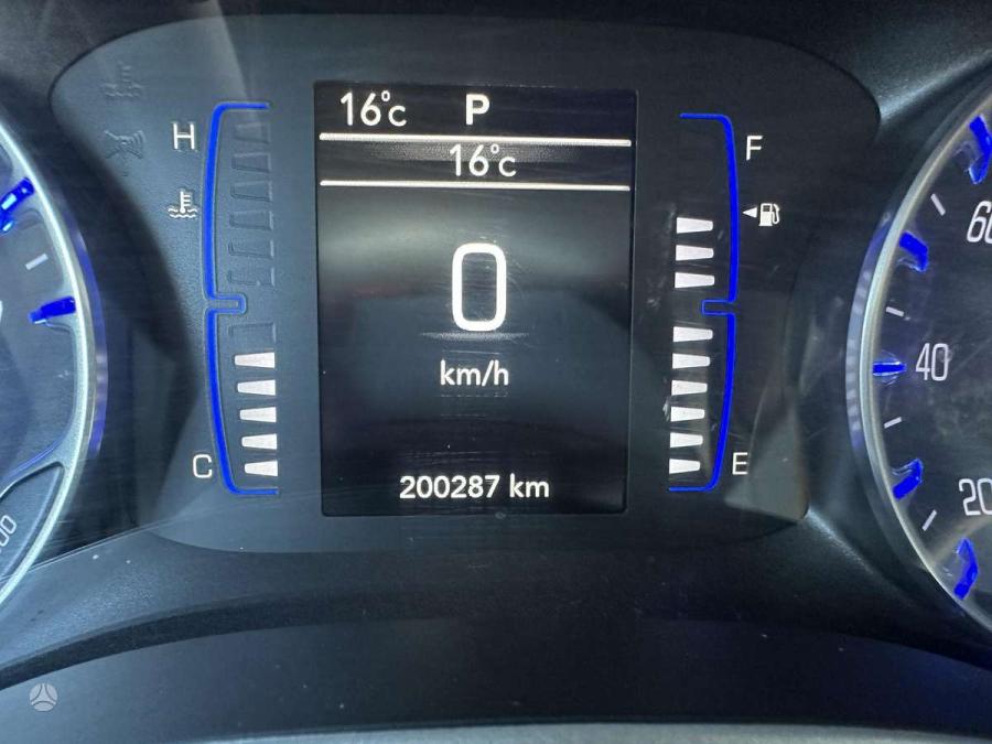 White Chrysler Pacifica 2021 in Siauliai, with an engine capacity of 3.60 L and mileage of 200 thousand km for 18800 €, photo 20 on AUTOMOTO.COM.LV