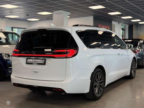 White Chrysler Pacifica 2021 in Klaipeda, with an engine capacity of 3.61 L and mileage of 148 thousand km for 21300 €, photo 4 on AUTOMOTO.COM.LV