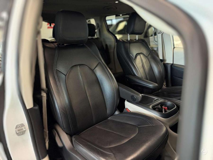 Balts Chrysler Pacifica 2021 Klaipėda, ar dzinēja tilpumu 3.61 L un nobraukumu 148 tūkst. km par 21300 €, foto 9 vietnē AUTOMOTO.COM.LV