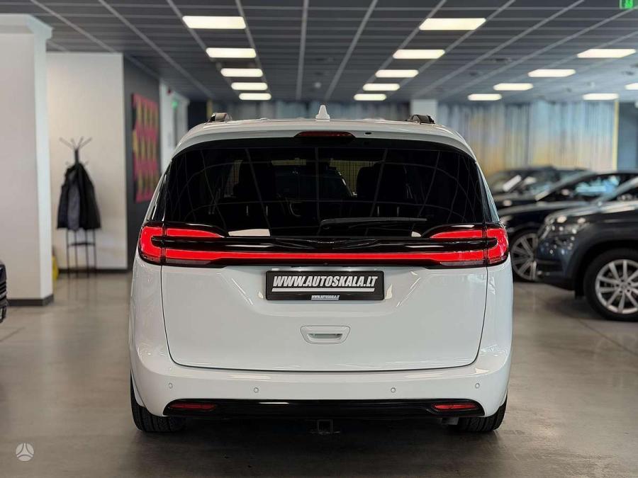 Balts Chrysler Pacifica 2021 Klaipėda, ar dzinēja tilpumu 3.61 L un nobraukumu 148 tūkst. km par 21300 €, foto 25 vietnē AUTOMOTO.COM.LV