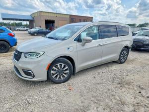 White Chrysler Pacifica 2021 in Klaipeda, with an engine capacity of 3.61 L and mileage of 69 thousand km for 10900 €, photo  on AUTOMOTO.COM.LV