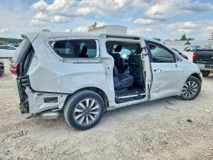 White Chrysler Pacifica 2021 in Klaipeda, with an engine capacity of 3.61 L and mileage of 69 thousand km for 10900 €, photo 4 on AUTOMOTO.COM.LV