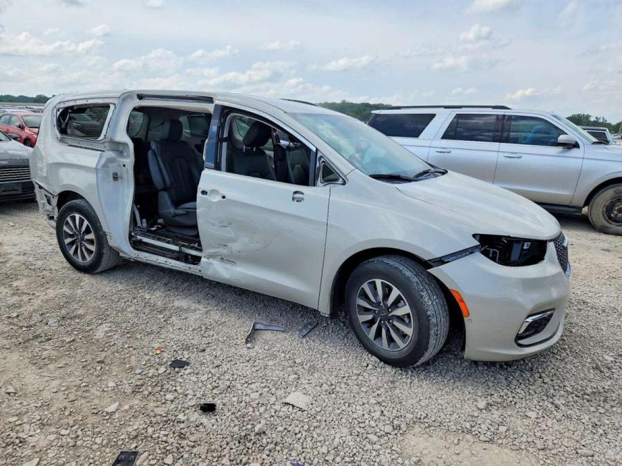 White Chrysler Pacifica 2021 in Klaipeda, with an engine capacity of 3.61 L and mileage of 69 thousand km for 10900 €, photo 5 on AUTOMOTO.COM.LV
